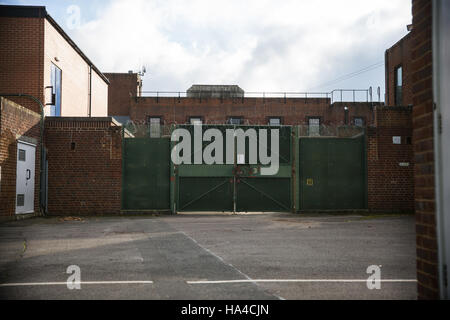 Kidlington, UK. 26th Nov, 2016. A speaker from Movement for Justice ...