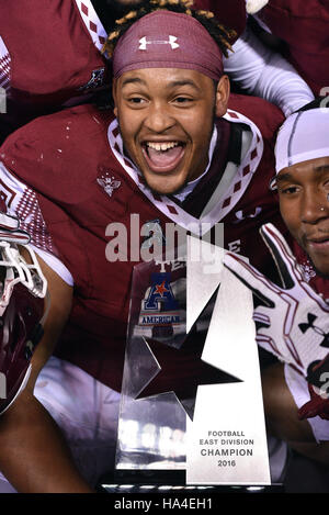Temple offensive lineman Dion Dawkins runs a drill at the NFL football ...