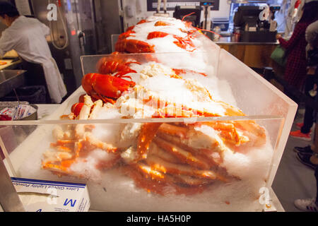 Cooked whole lobsters at The Lobster Place seafood Market,, Chelsea ...