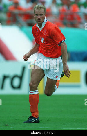 DENNIS BERGKAMP HOLLAND & INTER MILAN FC 27 April 1994 Stock Photo - Alamy