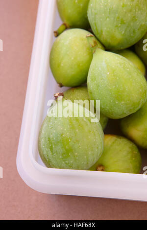 Fresh green figs on color background Stock Photo - Alamy