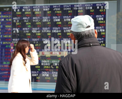 Tokyo, Japan. 1st Dec, 2016. Tokyo, Japan. 1st Dec, 2016. Pedestrians ...