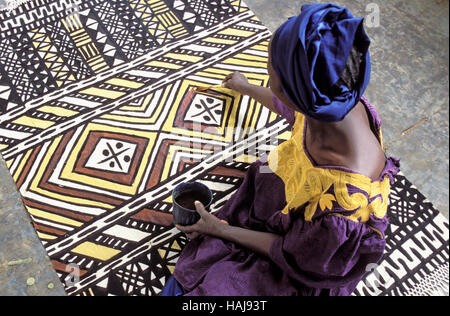 Mali, Djenne, Segou, woman making Bogolan, coton carpet Stock Photo - Alamy