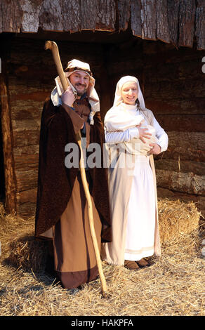 Mary and baby Jesus in live nativity scene Stock Photo - Alamy
