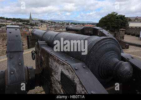 Walls of Derry, cannon gun, Londonderry, GB Stock Photo - Alamy