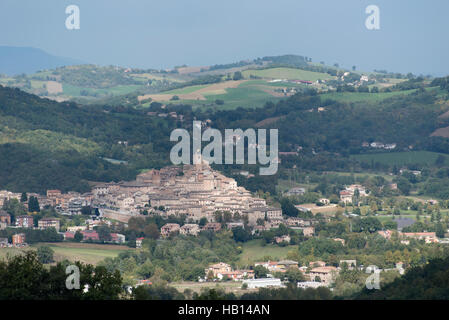 Sarnano hilltop town Marche Italy Italian Historic Stock Photo - Alamy