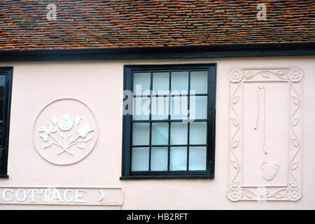Traditional Cottage Pink Pargeting Stock Photo - Alamy