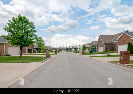 Neighborhood street in Midwest American suburb Stock Photo - Alamy
