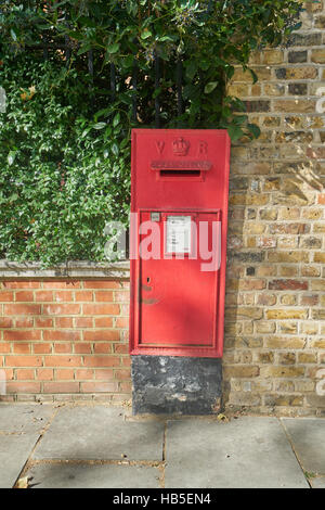 Red post it Stock Photo - Alamy