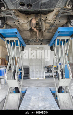 dismantled car engine in a car workshop Stock Photo - Alamy