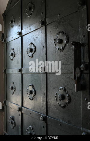 lock on medieval fortress gate close-up Stock Photo - Alamy