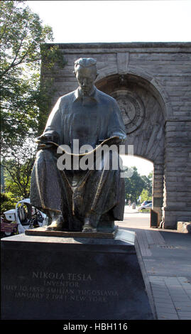 Statue of Nikola Tesla, Niagara Falls, les Chutes du Niagara, Canada ...