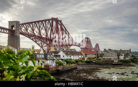 Homes under the Forth Rail Bridge Stock Photo - Alamy