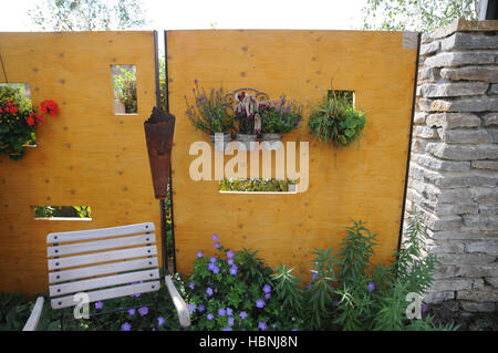 Garden with privacy shields Stock Photo - Alamy