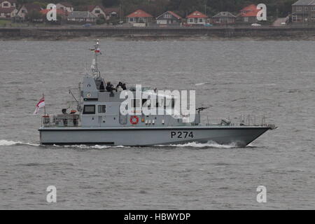 p274 hms tracker archer class royal navy patrol boat enters Portsmouth ...