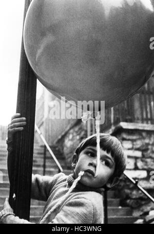 THE RED BALLOON, (aka LE BALLON ROUGE), Pascal Lamorisse, 1956 Stock ...