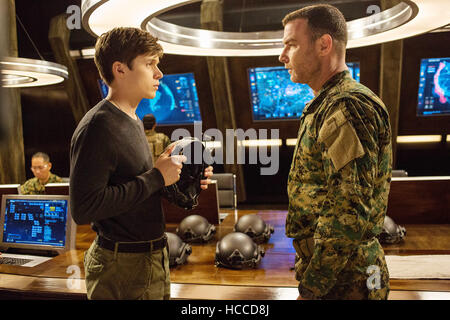 THE 5TH WAVE, (aka THE FIFTH WAVE), from left: Chloe Grace Moretz, Alex ...