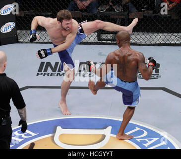 Marcus Brimage, right, fights Stephen Bass at The Ultimate Fighter 14 ...