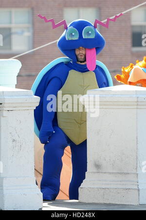 Adam Levine and Maroon 5 band mates filming their latest music video ...