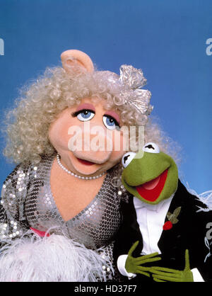 THE MUPPETS, l-r: Miss Piggy, Kermit the Frog, 2011, ph: Scott Garfield ...