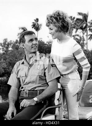 GENTLE BEN, Beth Brickell, Gentle Ben, Dennis Weaver, Clint Howard ...