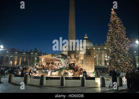 Rome, Italy. 09th Dec, 2016. The lighting of the Christmas tree lights ...