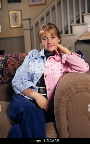 CLARISSA EXPLAINS IT ALL, Melissa Joan Hart, Elizabeth Hess, Jason ...