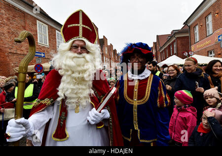 Sinterklaas and Zwarte Piet 5 dec Dutch Father Christmas Netherlands ...
