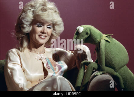 THE MUPPET SHOW, (from left): Kermit the Frog, Mummenschanz (Andres ...