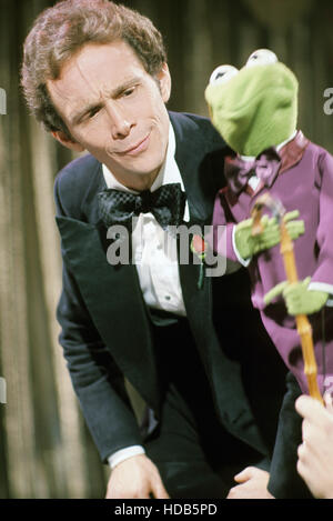 THE MUPPET SHOW, (from left): Kermit the Frog, Mummenschanz (Andres ...