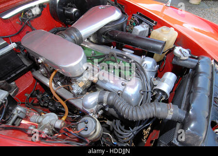 6 cylinder Jaguar engine Stock Photo - Alamy