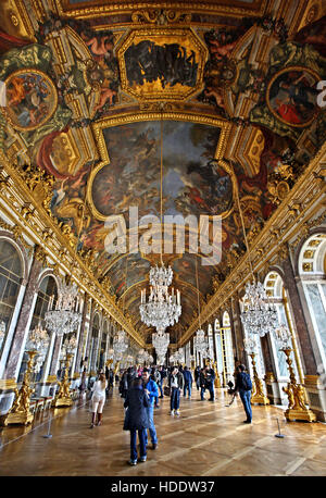 Amazing interior architecture inside Gallery Vittorio Emanuele II ...