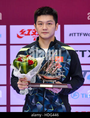 Doha, Qatar. 11th Dec, 2016. Gold medalist Zhu Yuling (R) of China and ...