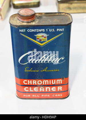 The image features an old tin container from Sanders & Co. in Leiden ...