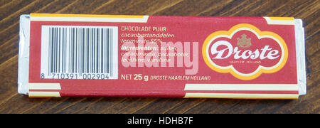 Droste chocolade puur 25gr toonbank reep pic1 Stock Photo - Alamy