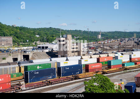 CSX Queensgate Yard, Cincinnati, Ohio, USA with Union Pacific, Norfolk ...