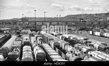 CSX Queensgate Yard, Cincinnati, Ohio, USA with Union Pacific, Norfolk ...