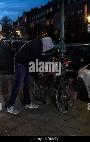 Thief cutting lock Stock Photo - Alamy