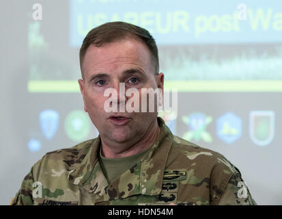 Osterholz-Scharmbeck, Germany. 13th Dec, 2016. Lieutenant General Peter ...