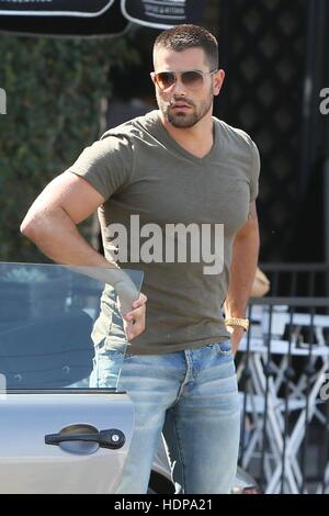 Jessie Metcalfe seen picking up a coffee from Alfred on Melrose Place ...