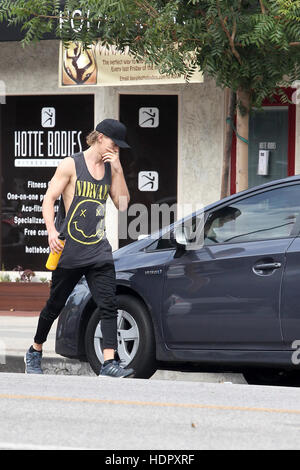 Austin Butler showing off his biceps while out for a yoga class in ...