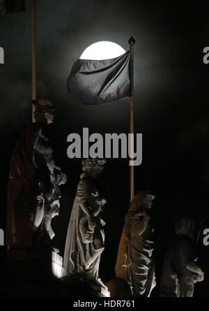 A full moon over Dublin's Customs House buildings Stock Photo - Alamy