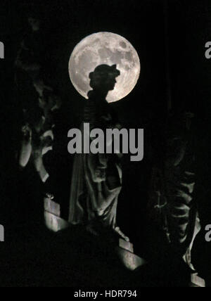 A full moon over Dublin's Customs House buildings Stock Photo - Alamy