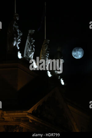 A full moon over Dublin's Customs House buildings Stock Photo - Alamy