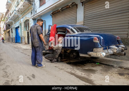 A Cuban mechanic repairs a car in Havana, Cuba Stock Photo - Alamy