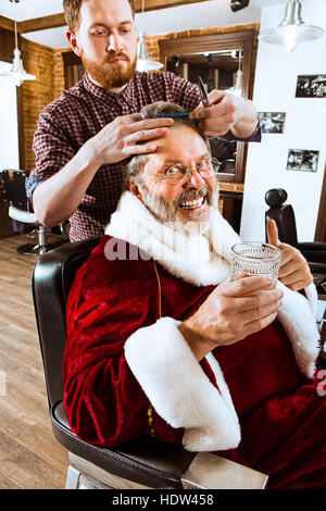 Santa claus shaving his personal barber Stock Photo - Alamy
