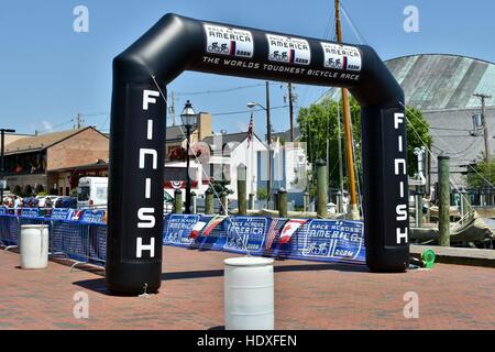 The finish line of a cycle America bike race Stock Photo - Alamy