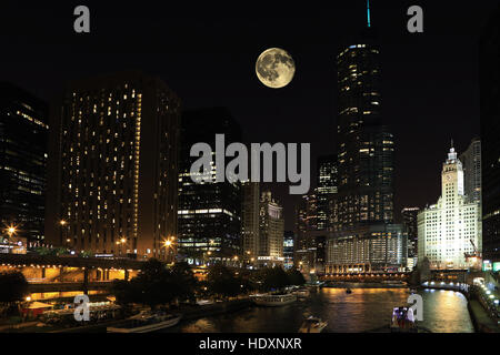 A Moon rising over Chicago, Illinois Stock Photo - Alamy