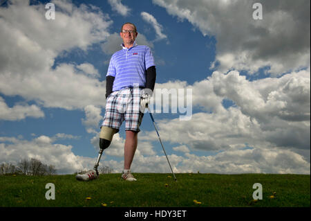 Disabled professional golfer Andy Gardiner at Banbury Golf Course ...