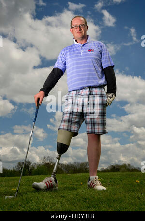 Disabled professional golfer Andy Gardiner at Banbury Golf Course ...